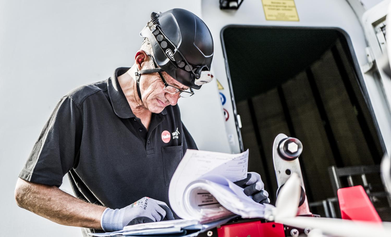 HWS 01 L - Operation of ladder-guided servicelift TOPlift L | Hailo ...